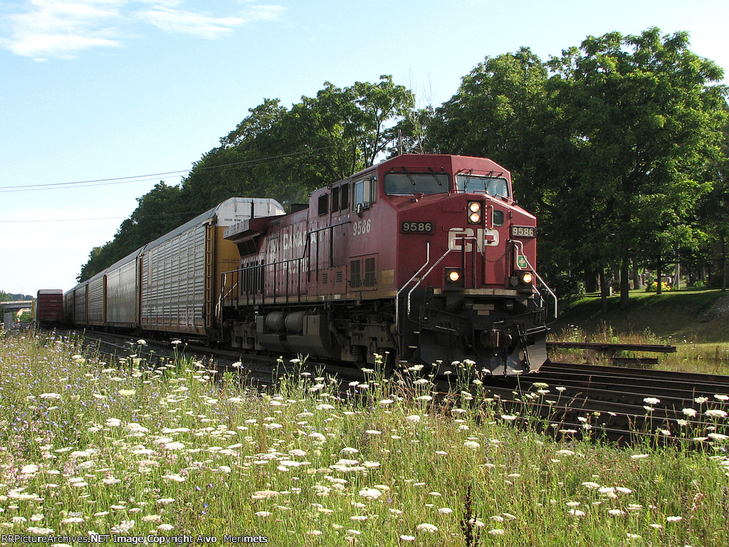 CP 9586 west at Woodstock.
